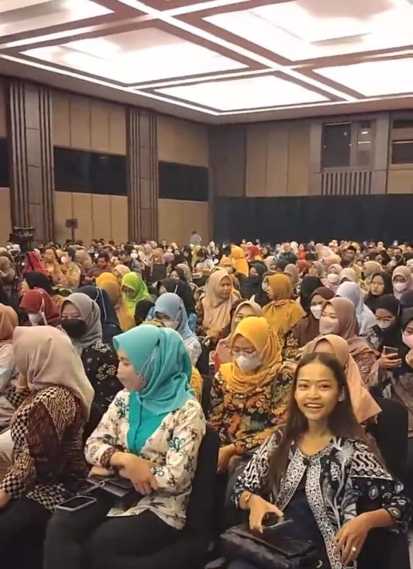 Ribuan orang daftar kuliah di UT, ada apa ? - UT Purwokerto